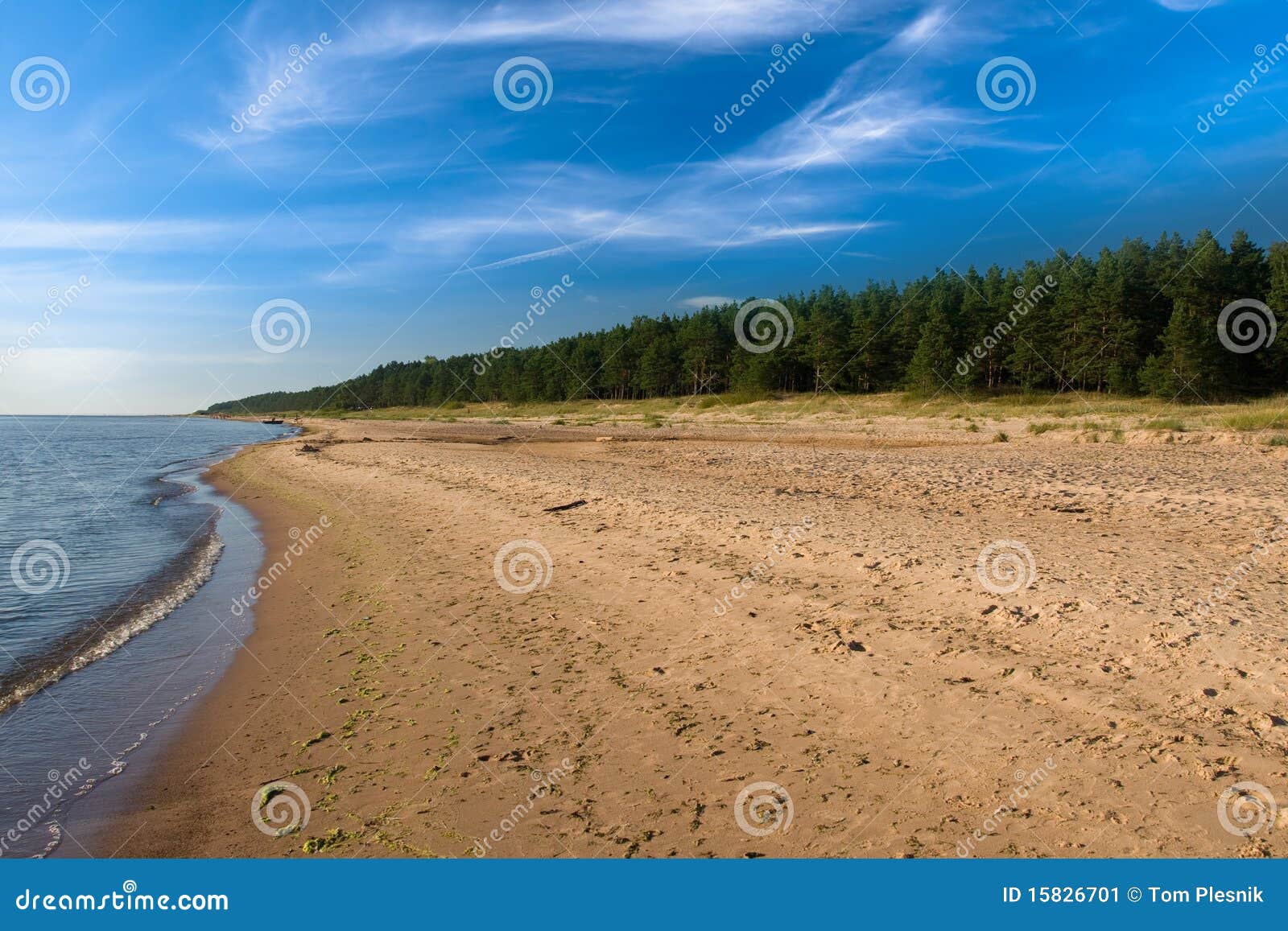 Het Strand Van Het Zand in Letland Stock Afbeelding - Image of geest ...