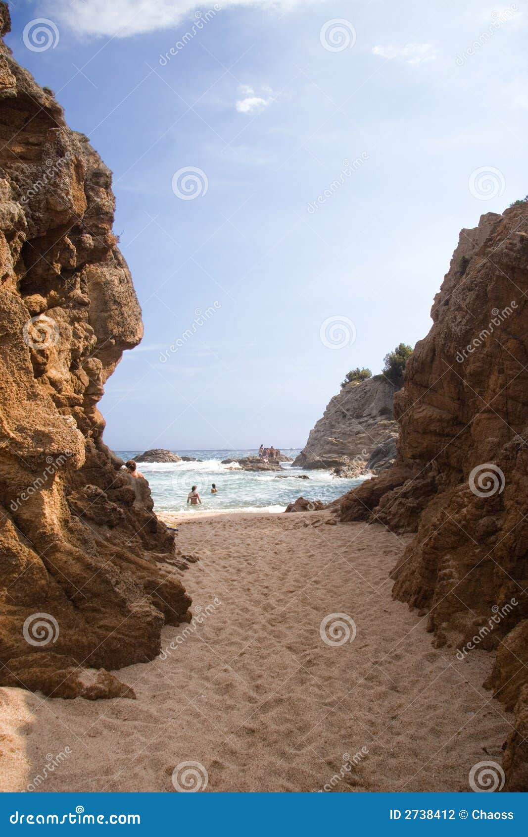 Het Strand Van Spanje Achter Hoge Rotsen Stock Foto - Image of kustlijn ...
