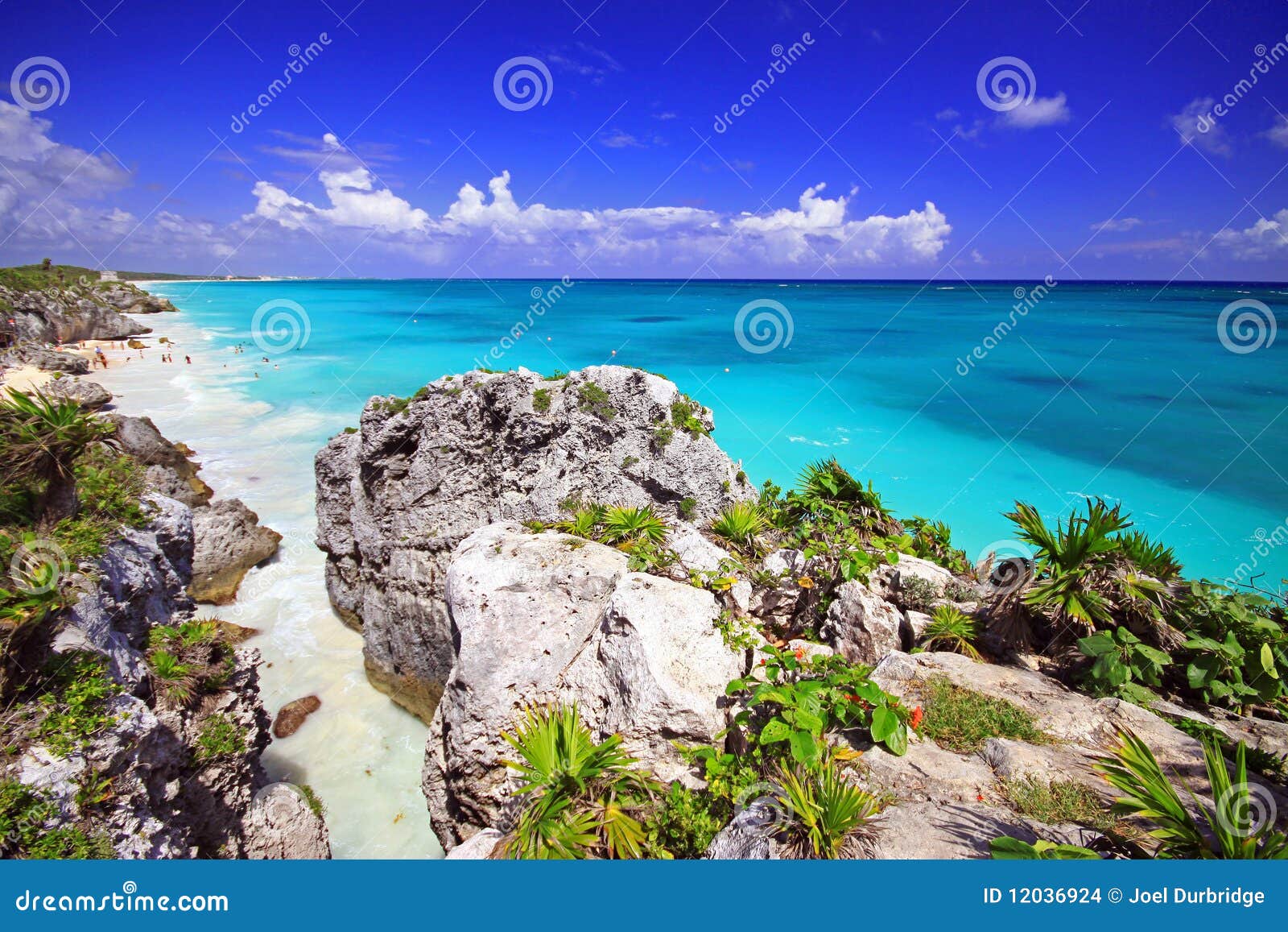 Het strand van Tulum stock foto. Image of rotsen, water - 12036924
