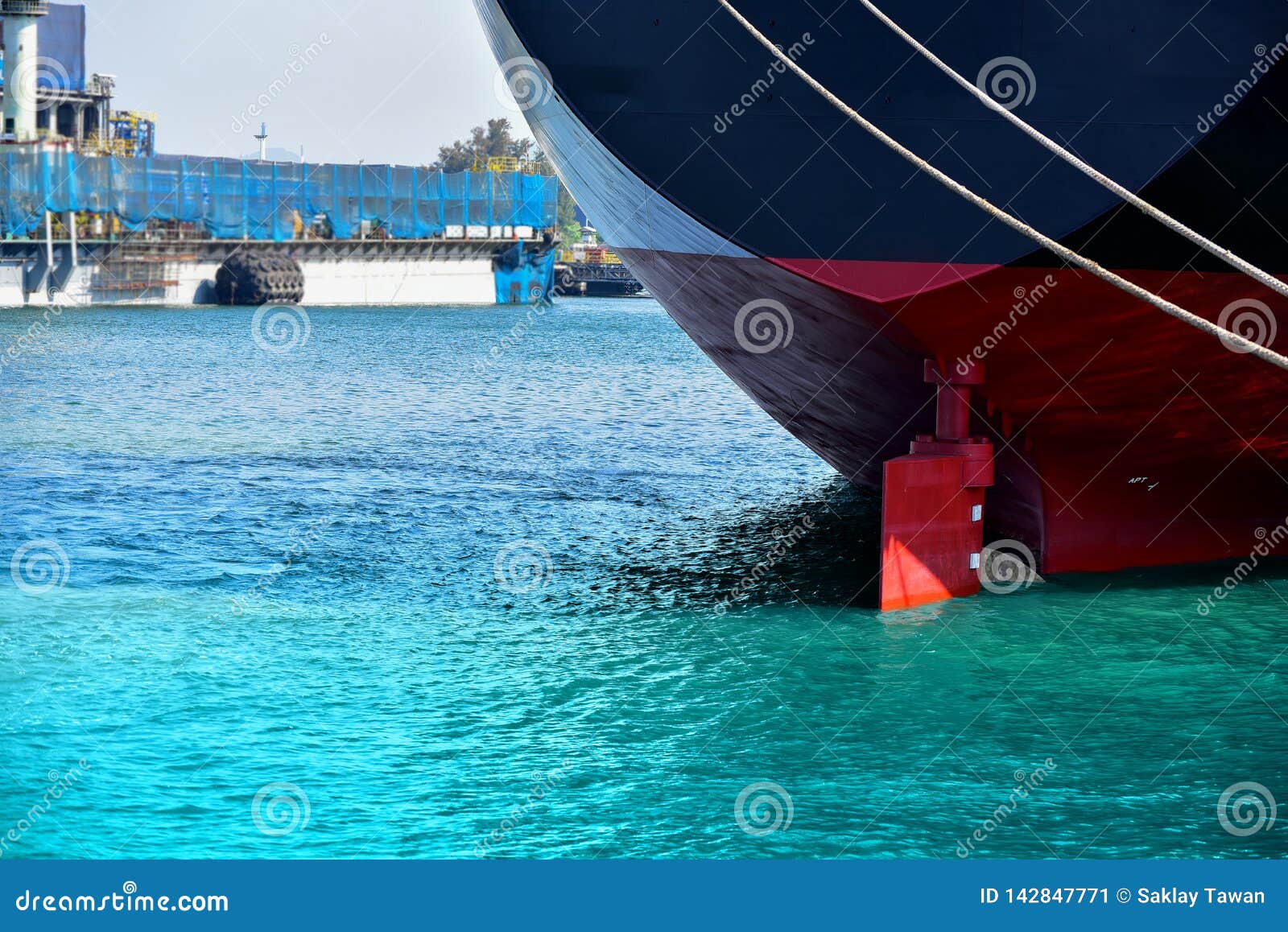 Het Strenge Schip Vastleggen Opzij in Het Overzees Met Leidraad Stock ... Het Strenge Schip Vastleggen Opzij in Het Overzees Met Leidraad Stock ...