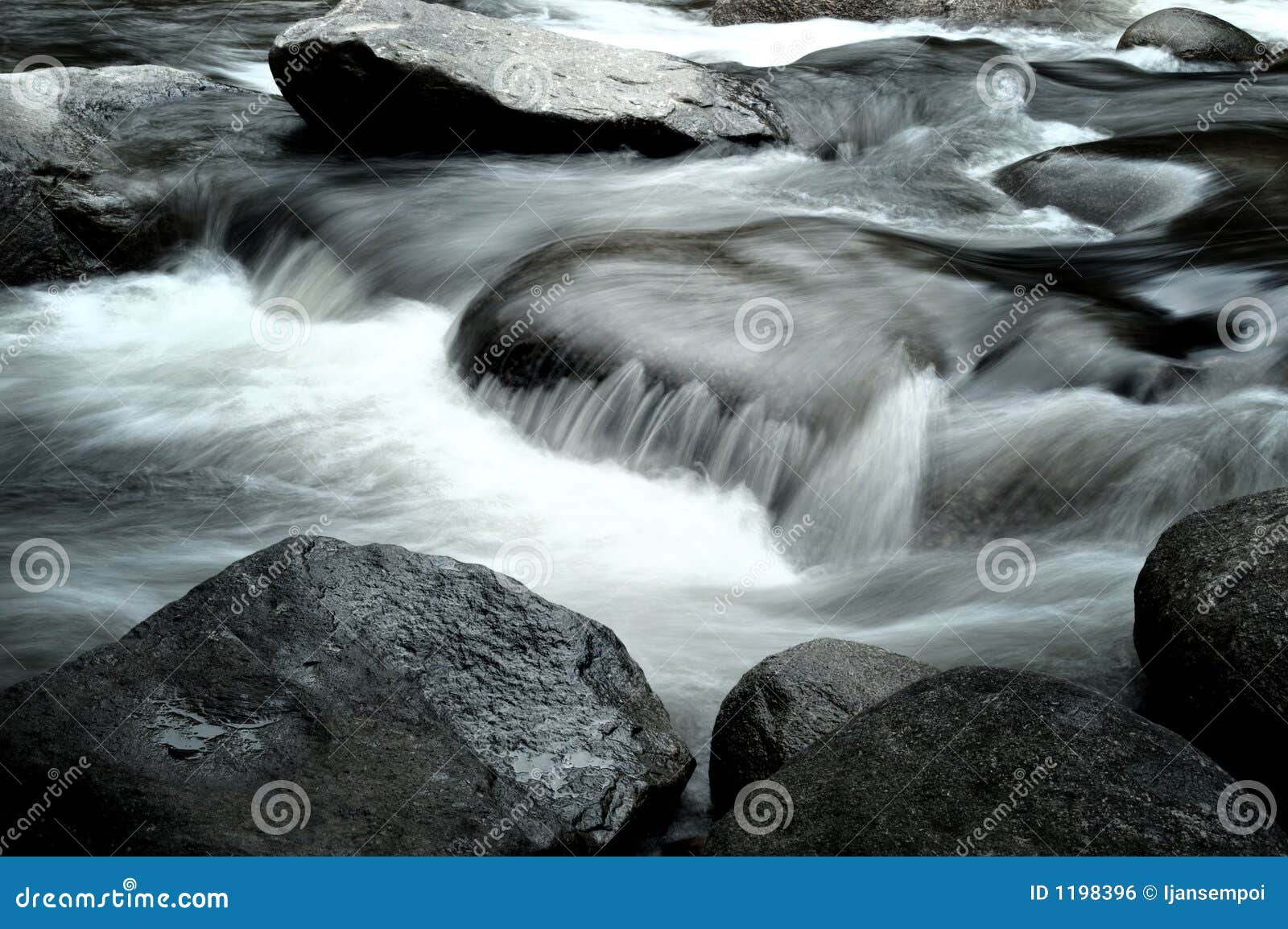 Het stromen van het water stock foto. Image of water, stromend - 1198396