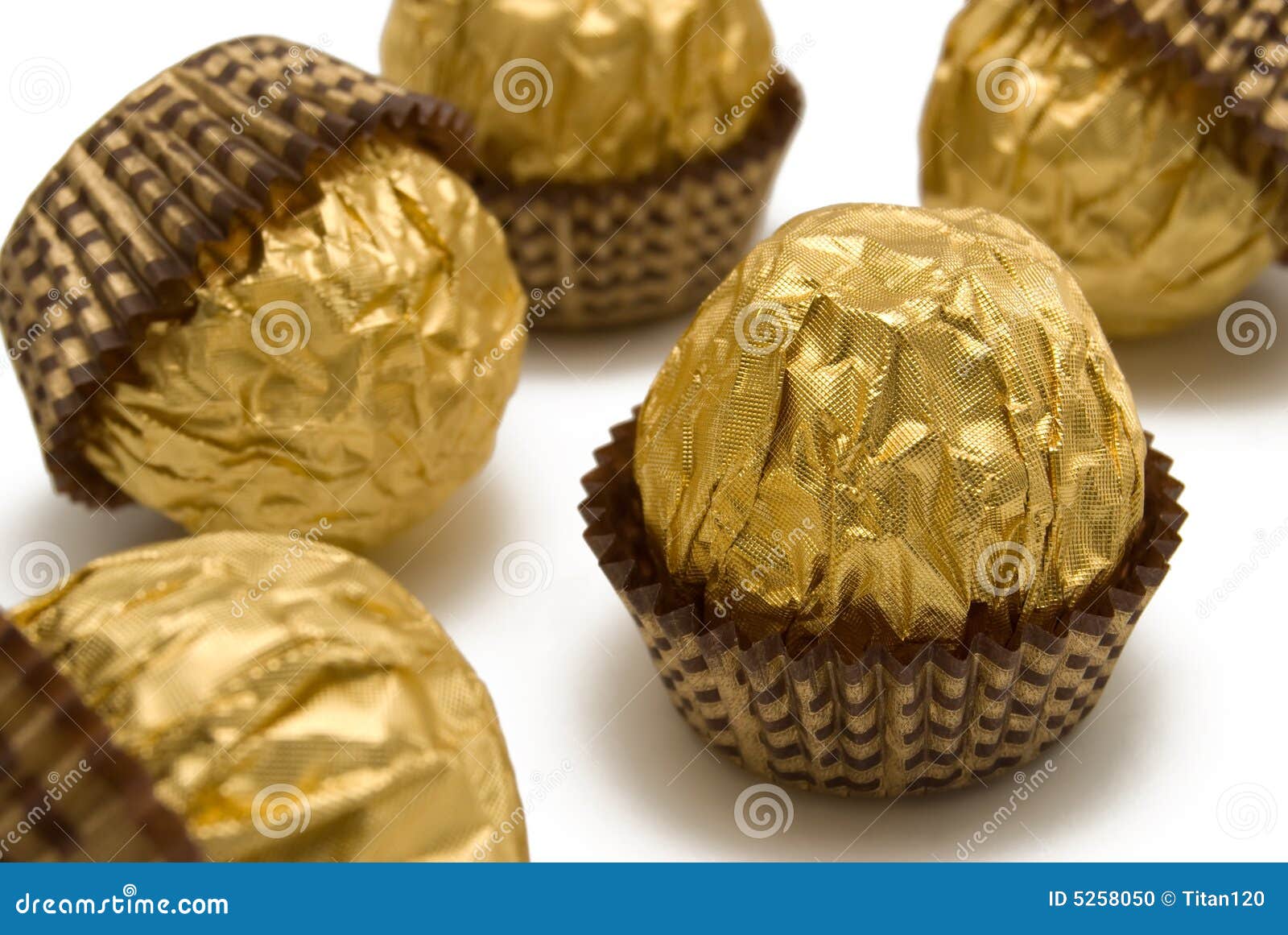 Het Suikergoed Van De Chocolade is in Het Gouden Verpakken Stock Foto ...