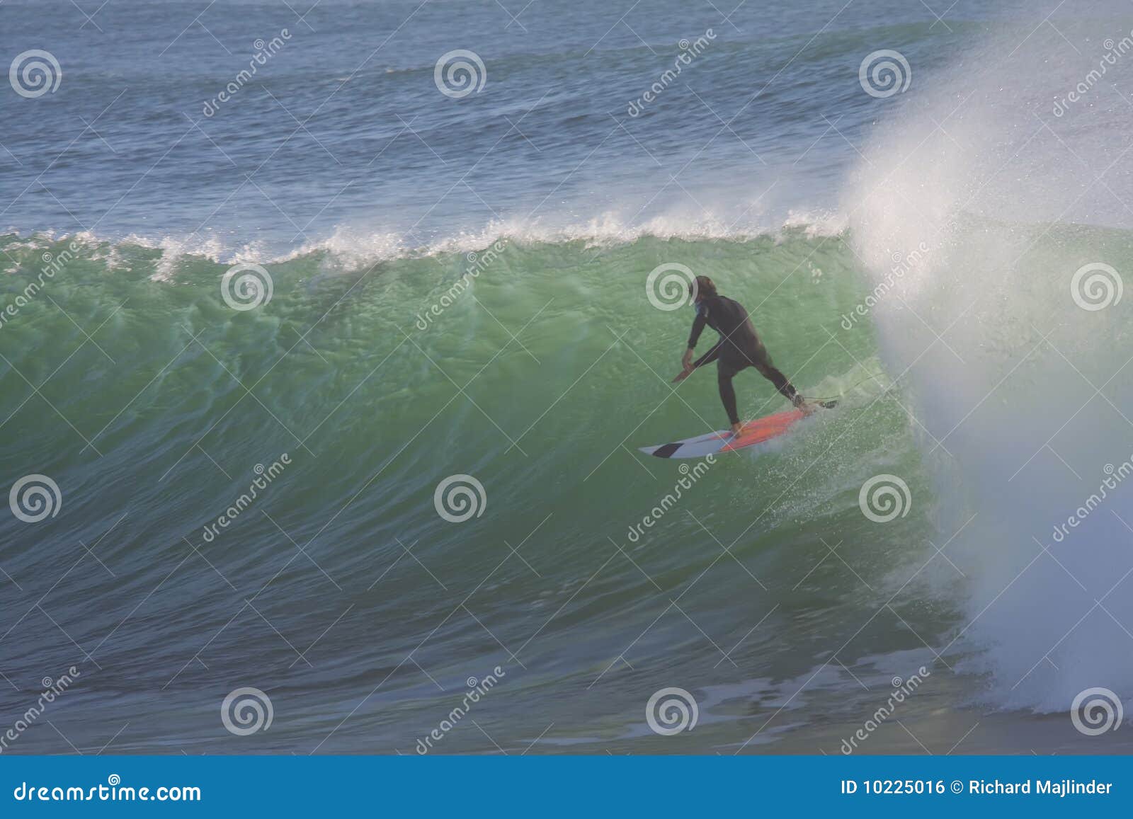 Het Surfen Van Een Grote Golf Stock Foto - Image of branding, surfer ...