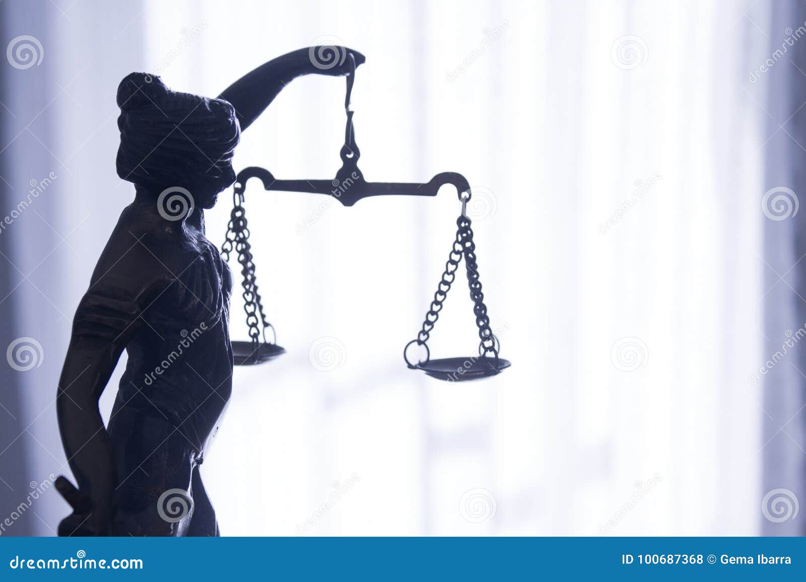 Het Symbool Van Het Metaalstandbeeld Van Rechtvaardigheid Themis Stock ...