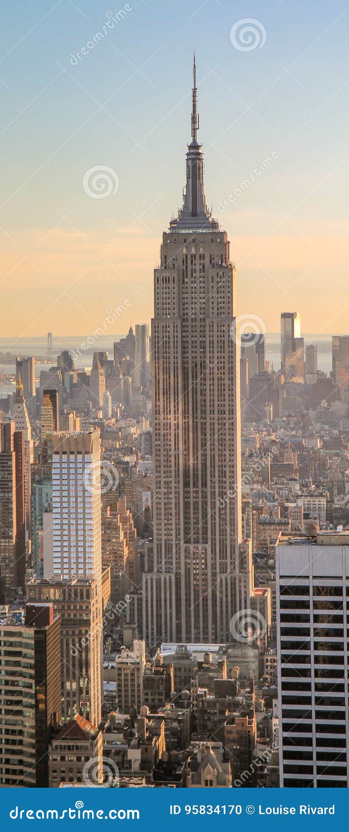 Het Symbool van New York redactionele afbeelding. Image of torens ...