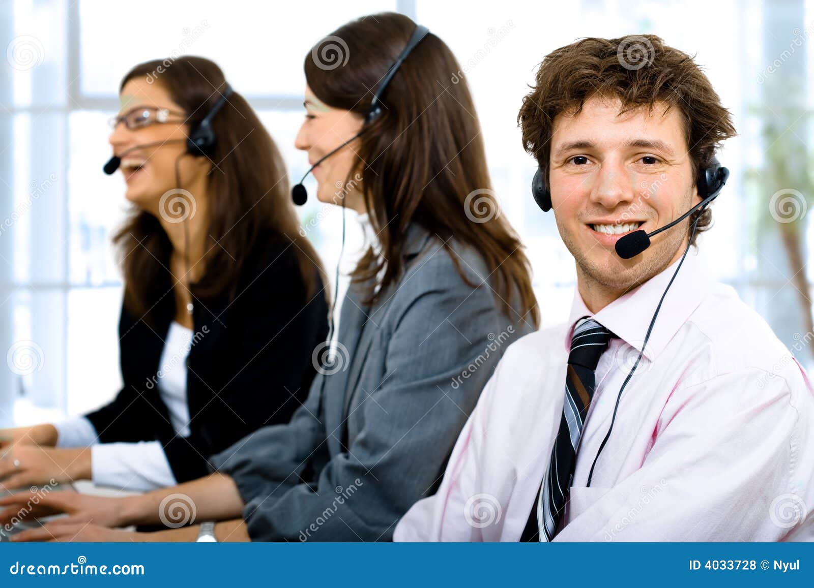 Het team van de helpdesk stock foto. Image of koop, mededeling - 4033728