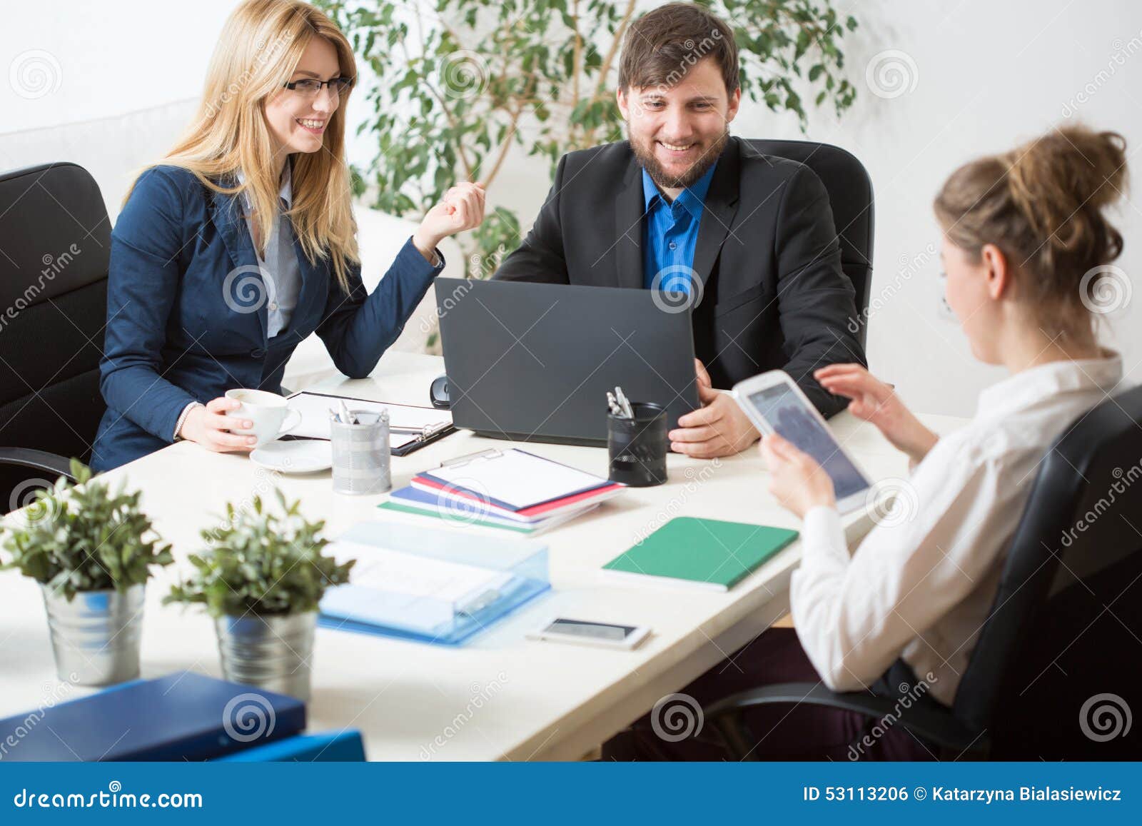 Het Teamwerk Binnen Het Bureau Stock Foto - Image of groep, zakenvrouw ...