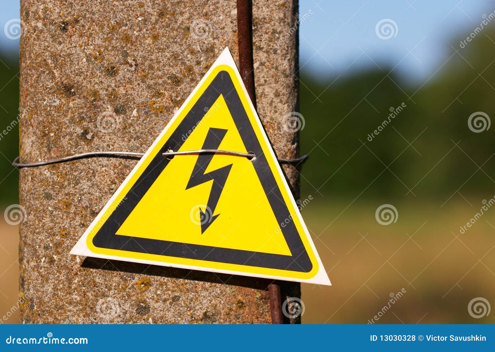 Het Teken Van De Hoogspanning Stock Foto - Afbeelding bestaande uit ...