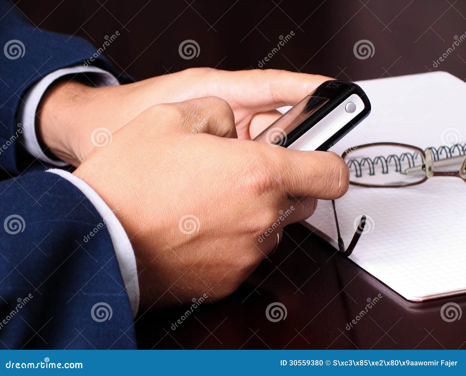 Het telefoneren van. stock foto. Image of formeel, handen - 30559380