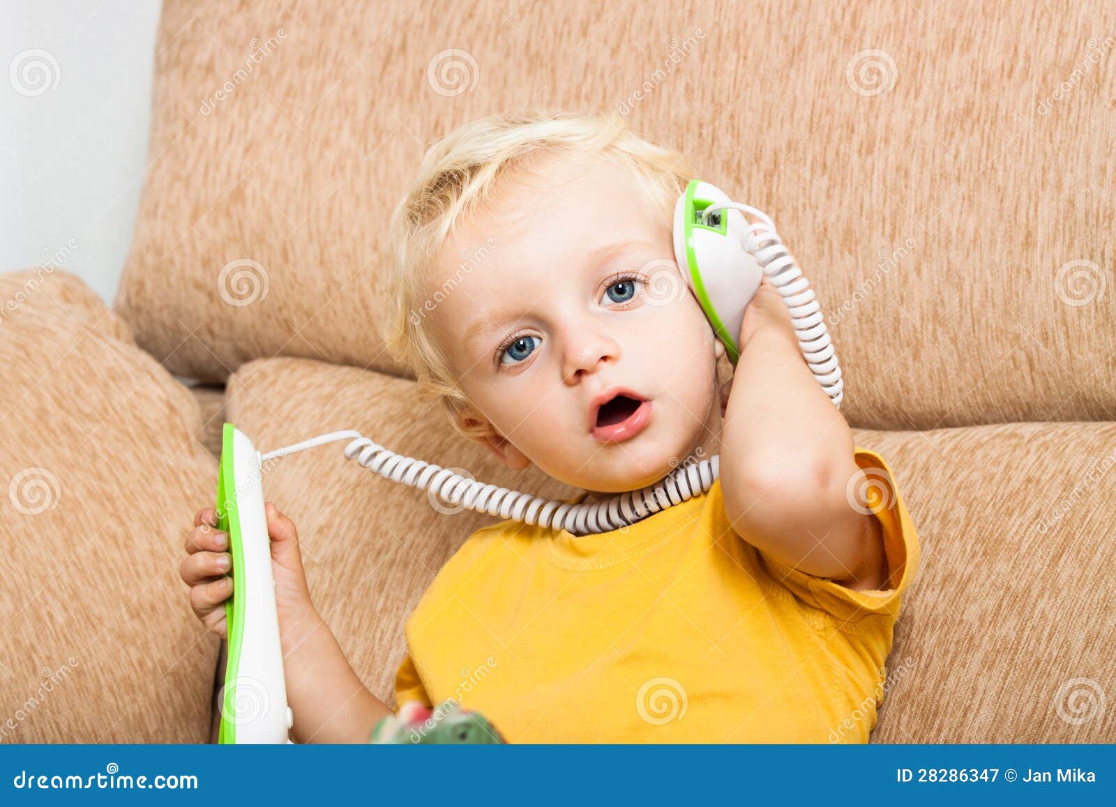 Het Telefoongesprek Van Het Kind Stock Afbeelding - Image of luisteren ...