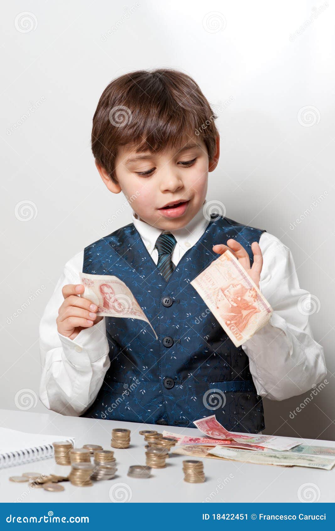 Het Tellende Geld Van Het Kind Stock Afbeelding - Image of budgettering ...