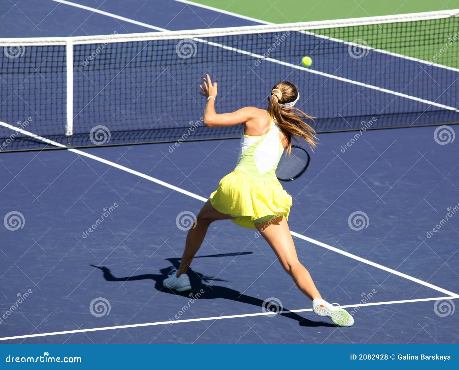 Het tennis van de vrouw stock foto. Image of gelijke, spel - 2082928