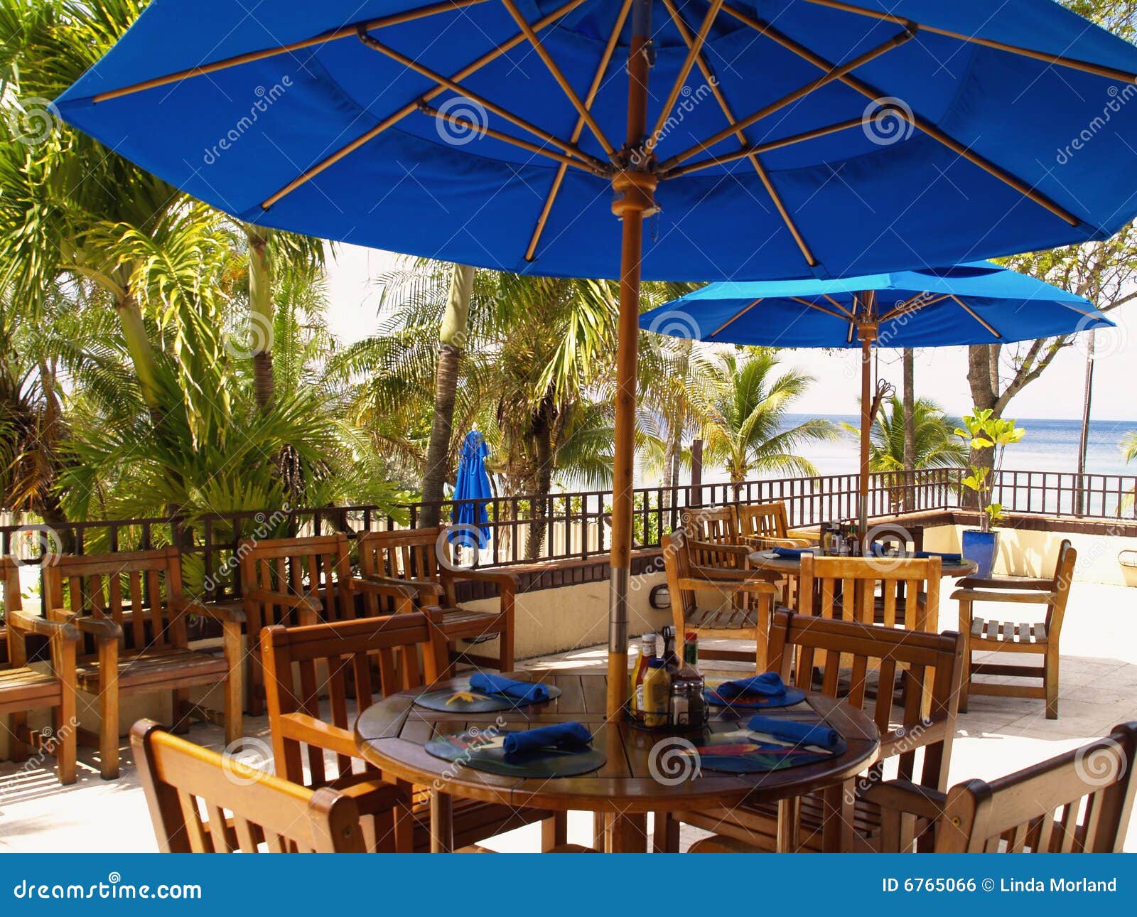 Het Terras Van De Toevlucht Stock Foto - Image of stoel, paraplu: 6765066
