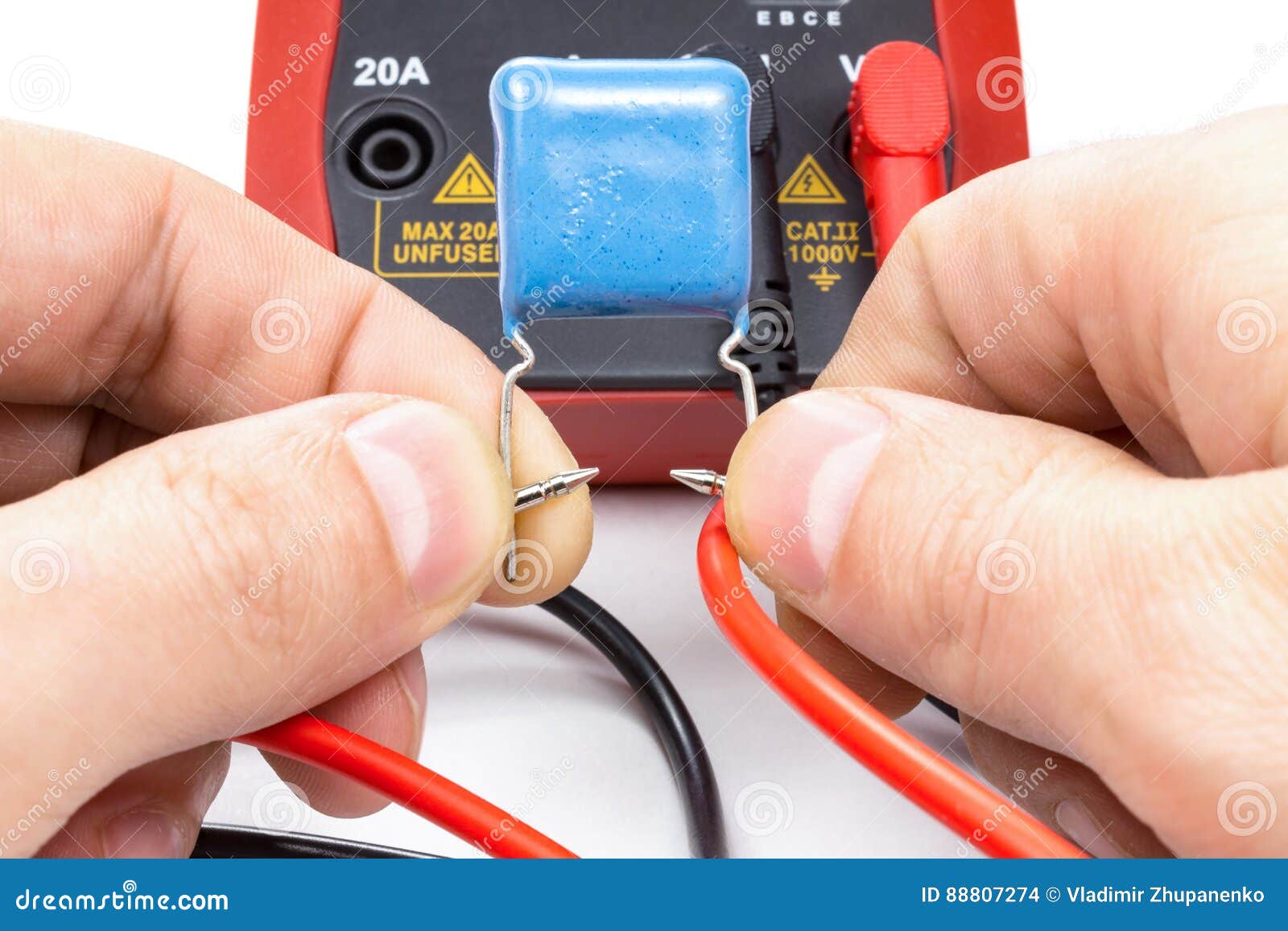 Het Testen Van Condensator Met Multimeter Op Een Witte Achtergrond ...