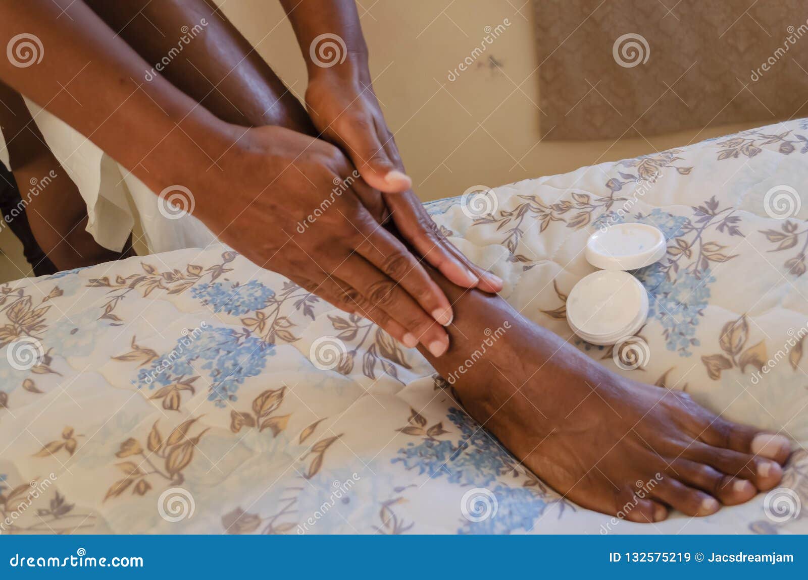 Het Toepassen Van Huidroom Op Voet Stock Afbeelding - Image of ...