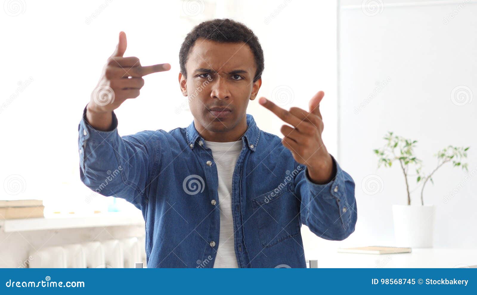 Het Tonen Van Middelvinger, Afro-Amerikaans Mensenportret Stock ...