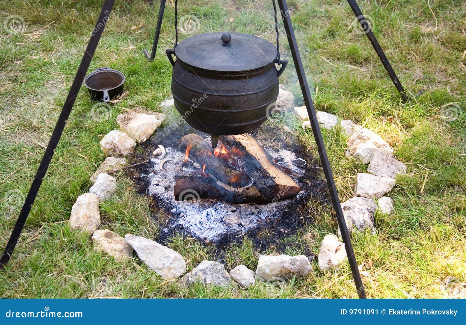 Het Traditionele Kampvuur Koken Stock Afbeelding - Image of maaltijd ...