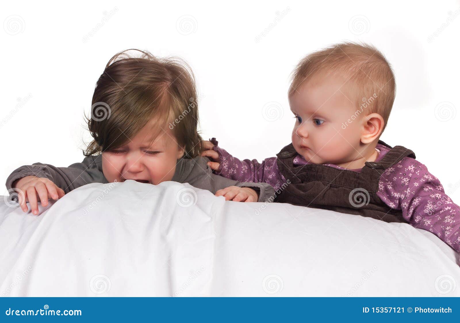 Het Troosten Van Een Andere Baby Stock Afbeelding - Image of geïsoleerd ...