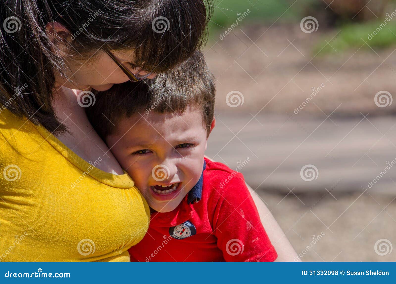 Het Troosten Van Een Schreeuwend Kind Stock Foto - Image of kind ...