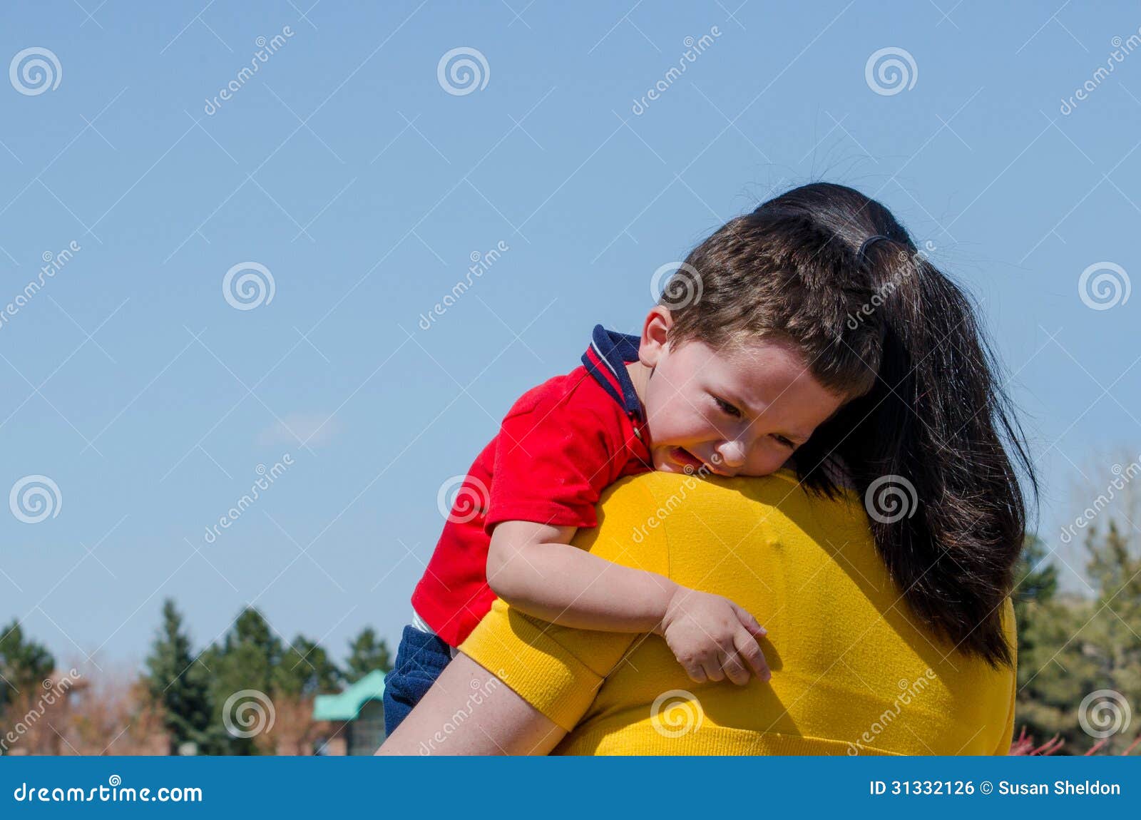 Het Troosten Van Een Vermoeid, Nors Kind Stock Foto - Image of jongen ...