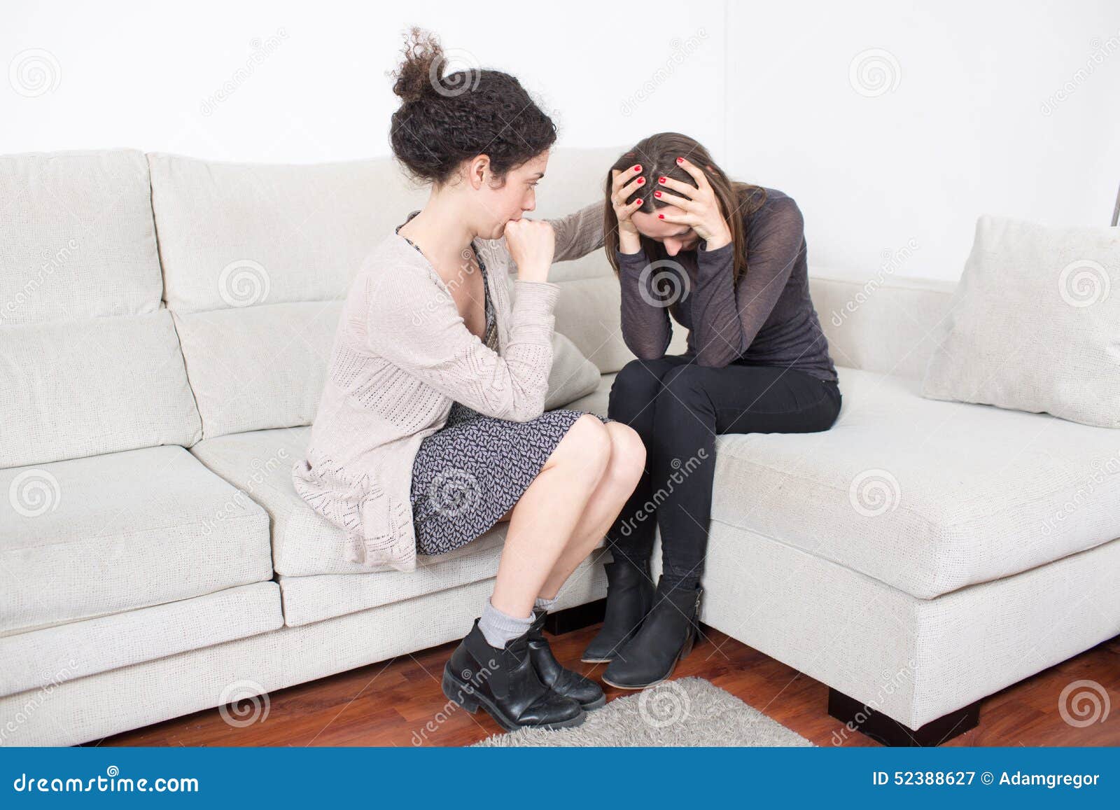 Het Troosten Van Een Vriend Stock Afbeelding - Image of vrienden ...