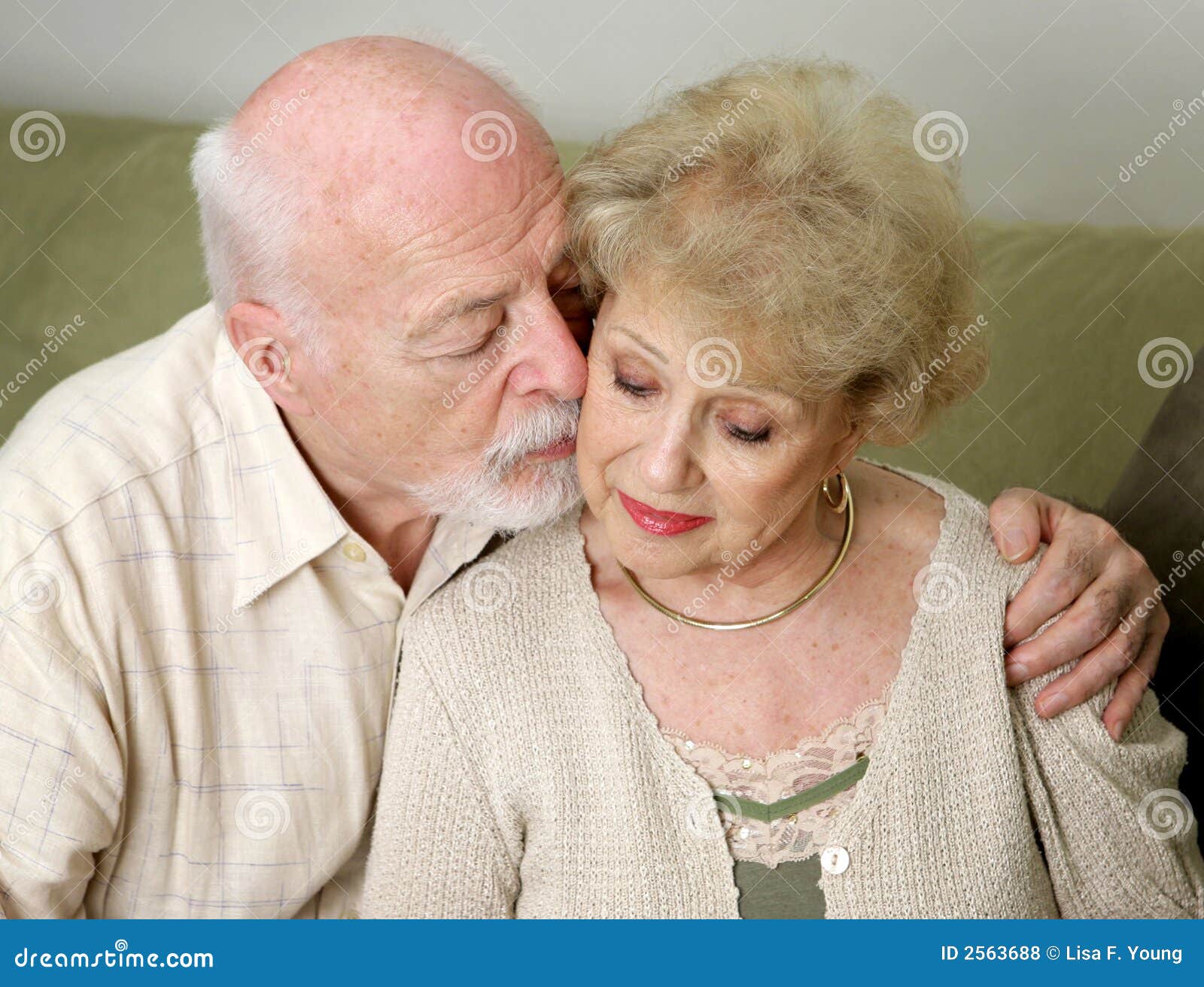 Het troosten van haar stock foto. Image of verlies, grootouder - 2563688