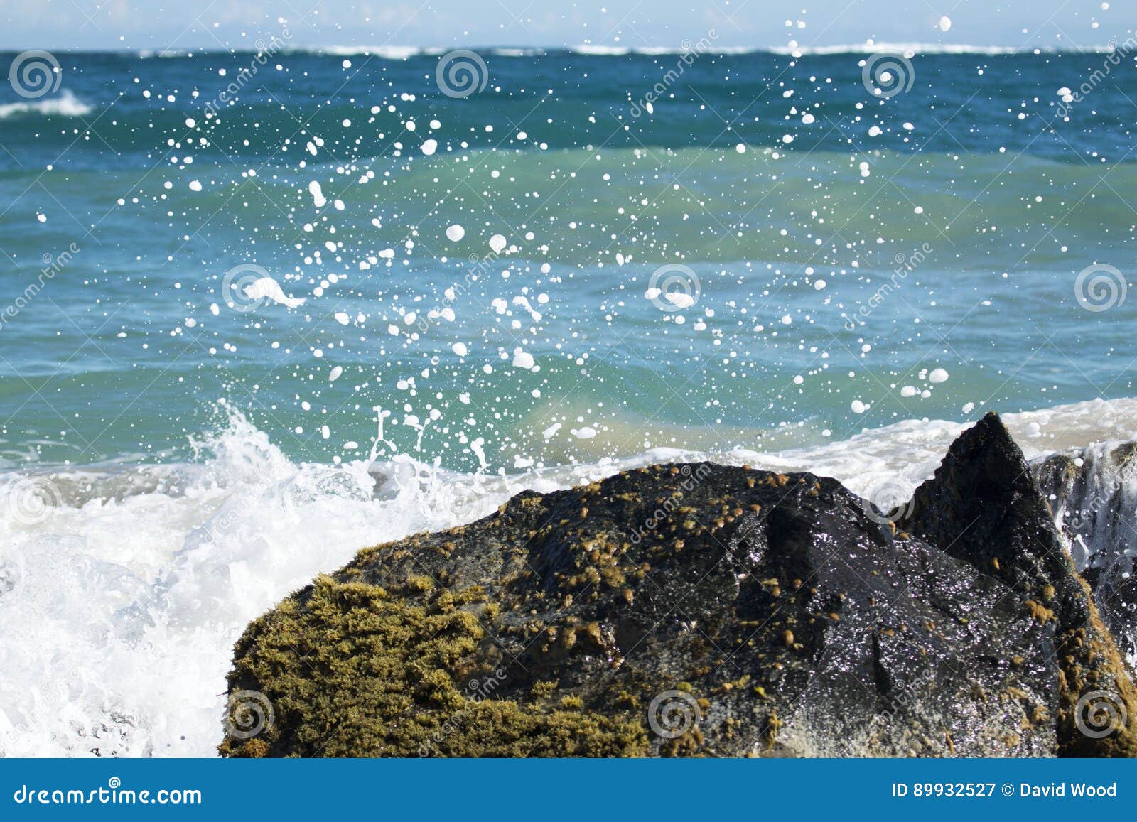 Het Tropische Water Bespatten Op De Rotsen Stock Afbeelding - Image of ...