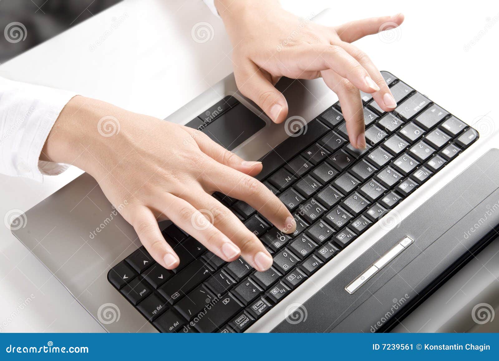 Het typen van een brief stock afbeelding. Image of vingernagel - 7239561