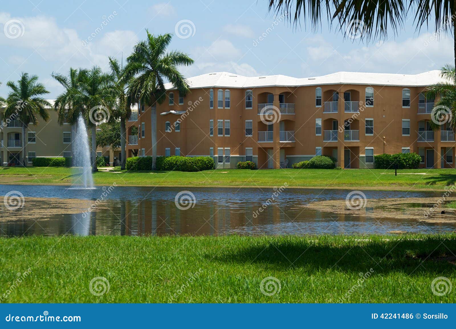 Het Typische Flatgebouw Van Florida Stock Foto - Image of palm ...