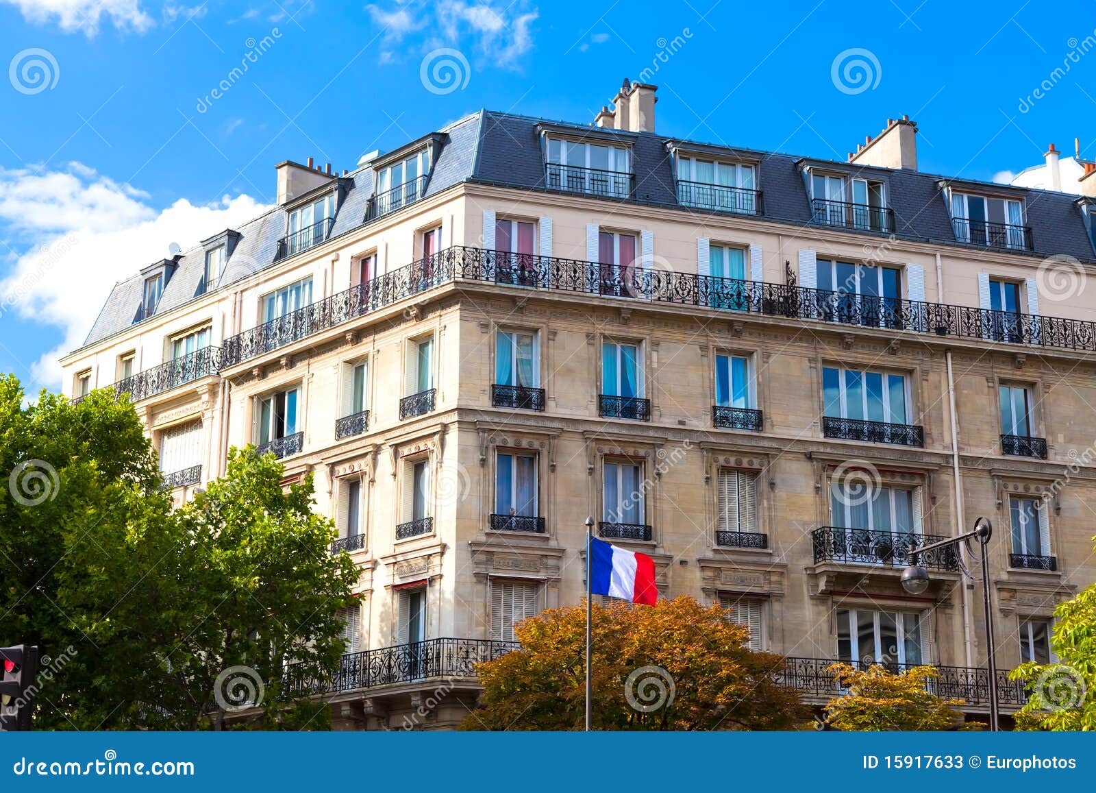 Het Typische Huis Van Parijs Stock Afbeelding - Image of vlag, blauw ...