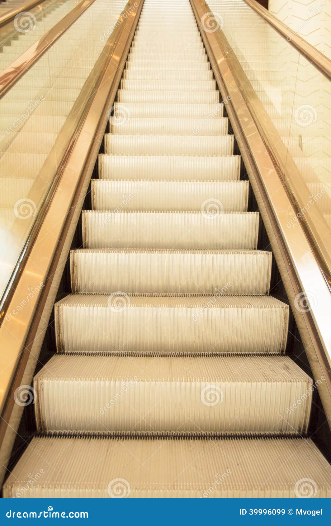 Het uitgaan van de Roltrap stock afbeelding. Image of glas - 39996099