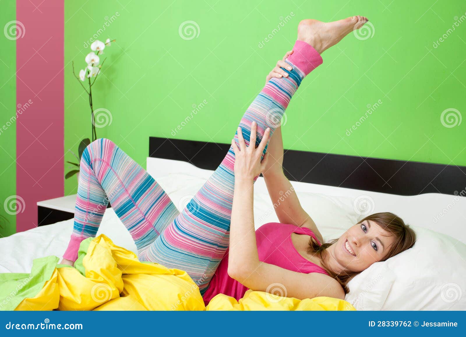Het Uitrekken Van De Vrouw Zich in Bed Stock Foto - Image of werk ... Het Uitrekken Van De Vrouw Zich in Bed Stock Foto - Image of werk ...