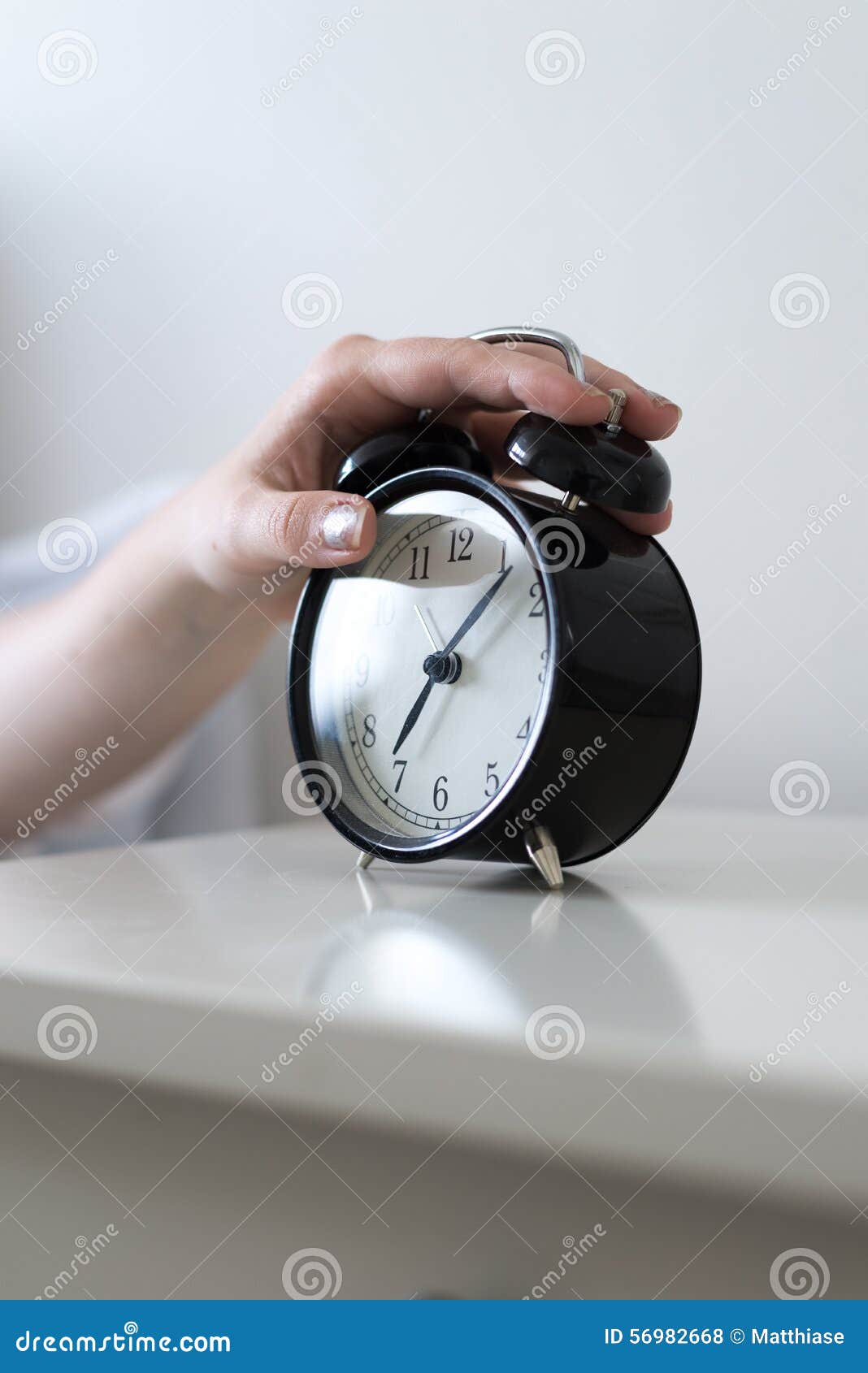 Het uitzetten van wekker stock foto. Image of tijd, kielzog - 56982668