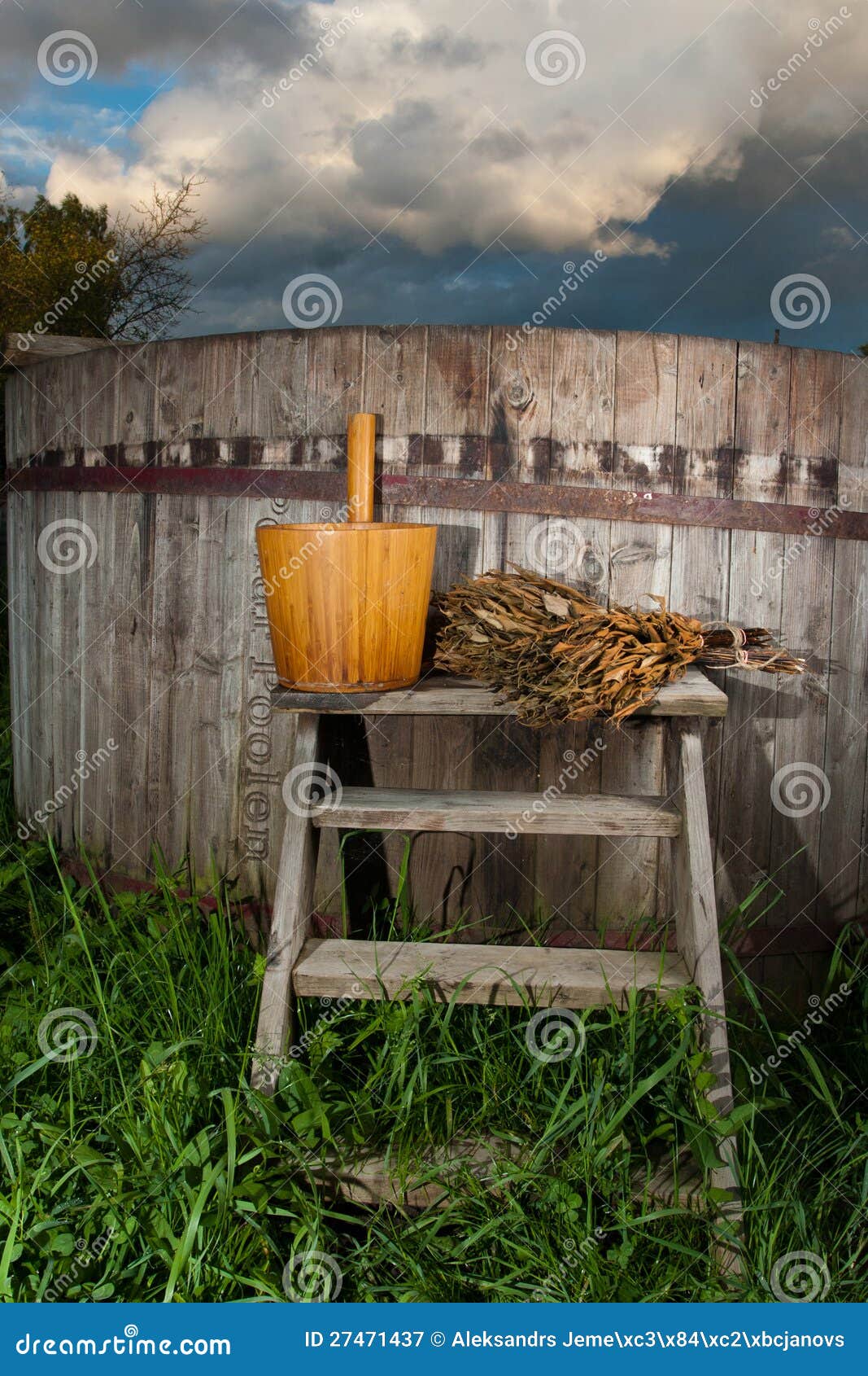 Het Vat Van Het Bad Met Bezem Stock Afbeelding - Image of bassin ...