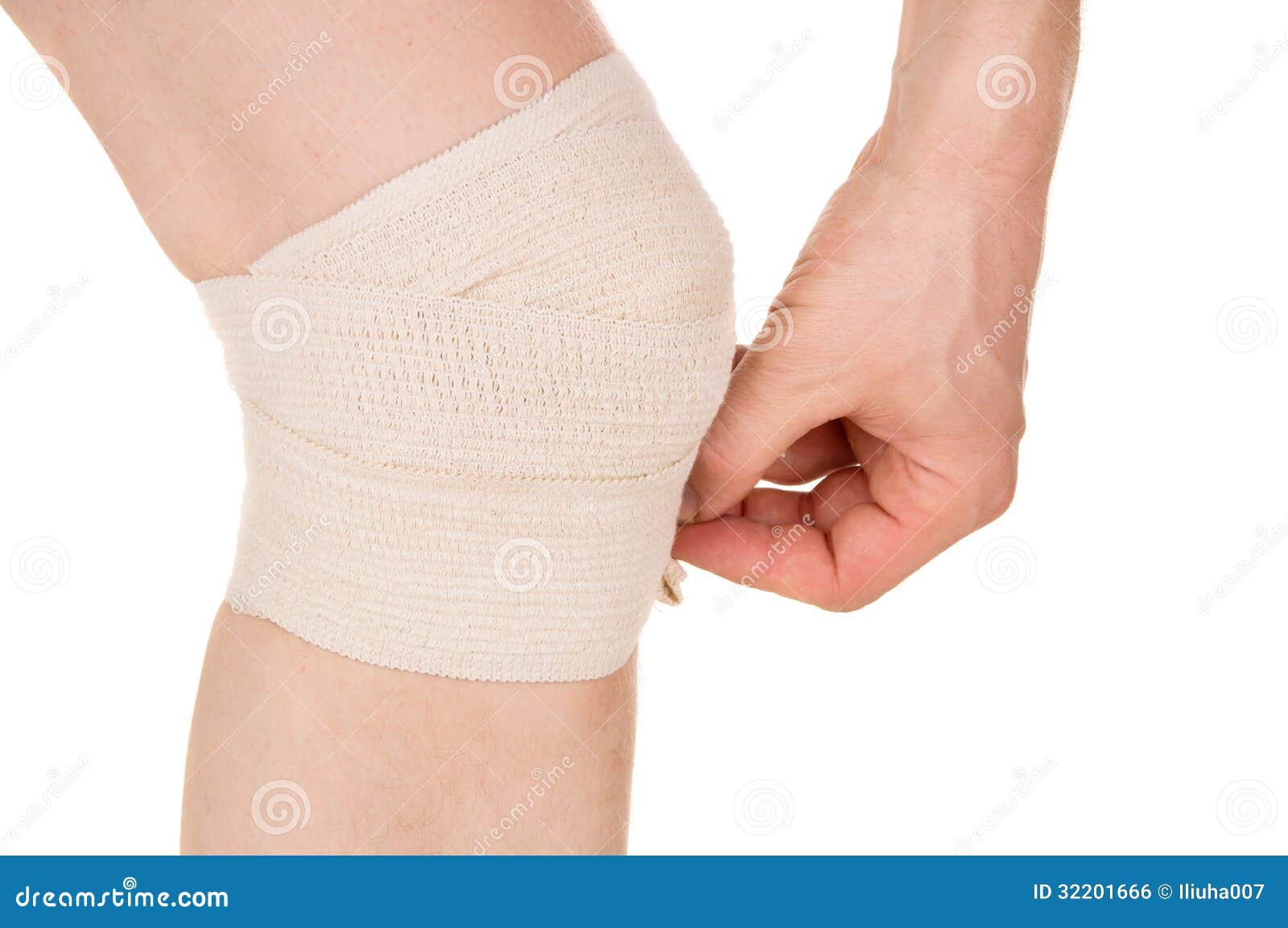 Het Verbinden Van De Knie Met Een Elastisch Verband Stock Foto - Image ...