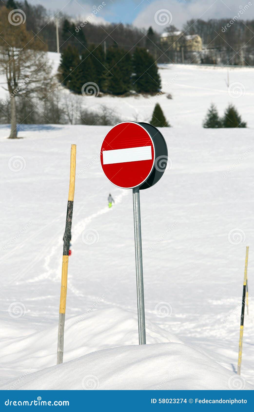 Het Verbod Van De Signaaldoorgang Op Gevaarlijke Skilooppas Stock Foto ... Het Verbod Van De Signaaldoorgang Op Gevaarlijke Skilooppas Stock Foto ...