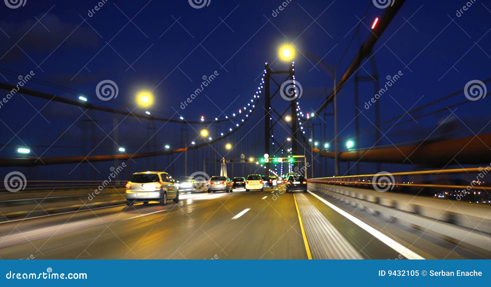Het Verkeer Van Auto's Op Brug Stock Afbeelding - Image of voertuig ...