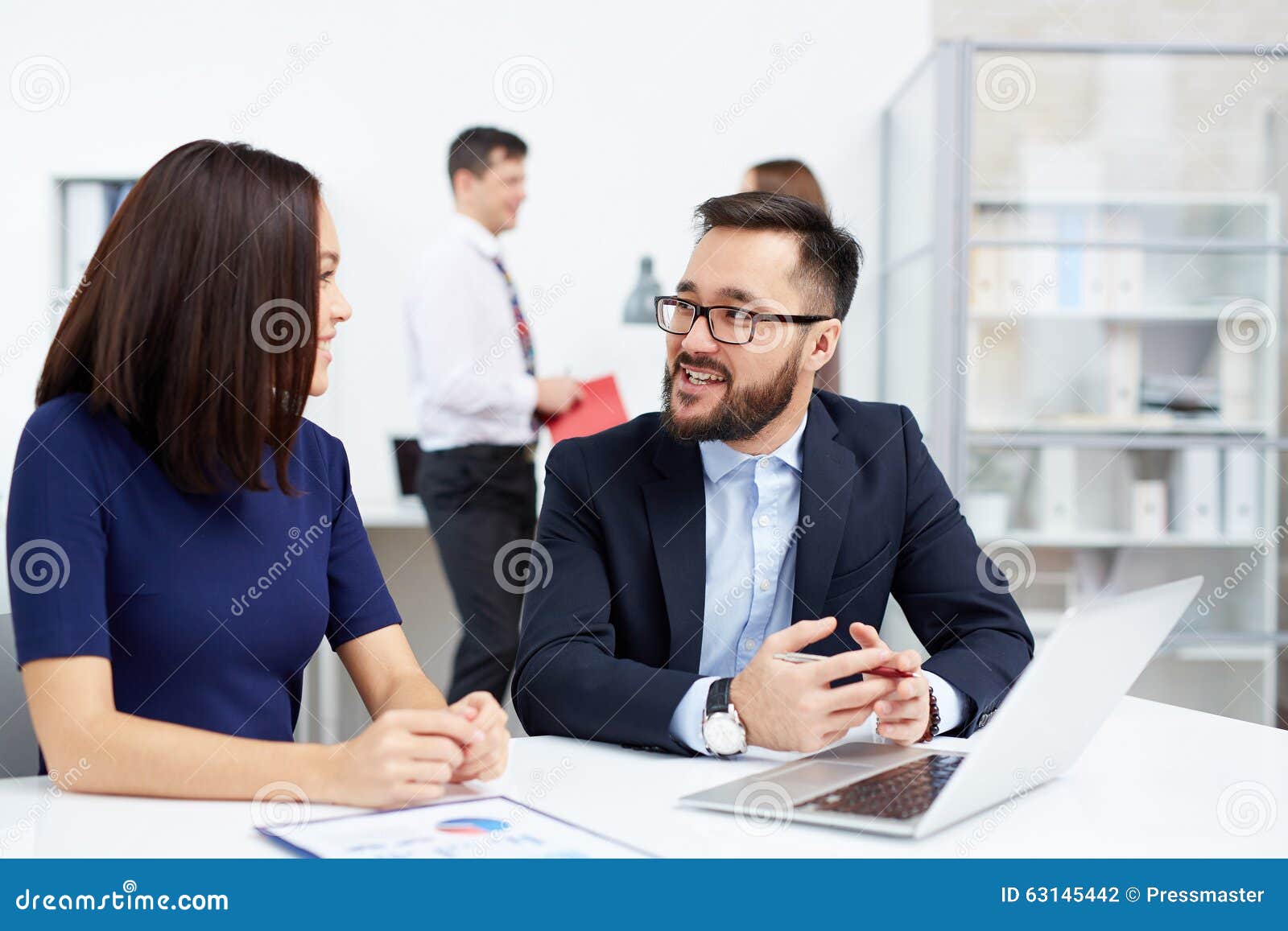 Het Verklaren Van Idee Aan Collega Stock Foto - Image of bureau, zaken ...