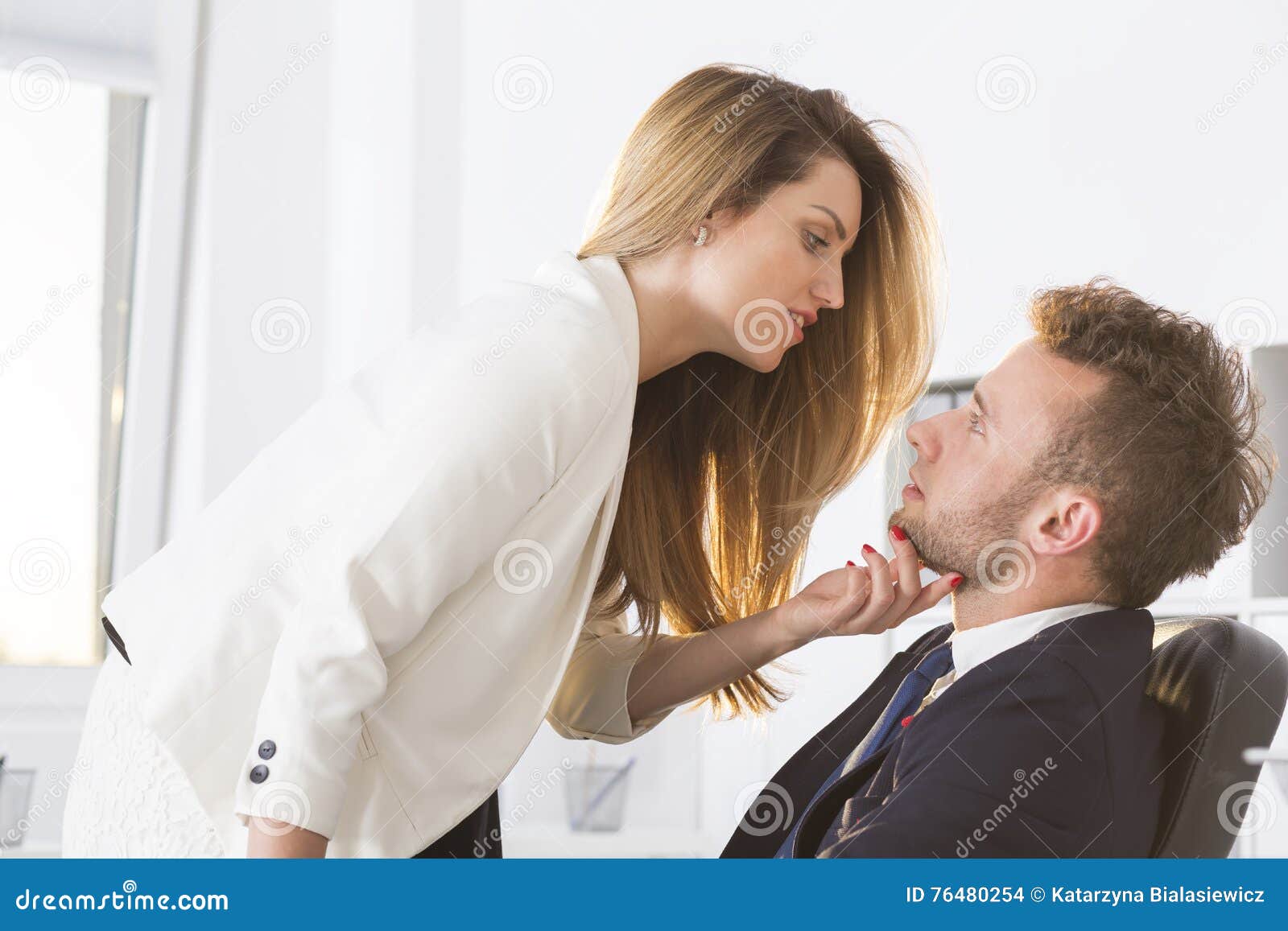 Het Verleiden Van De Man Met Een Aanraking Stock Foto - Image of knap ...