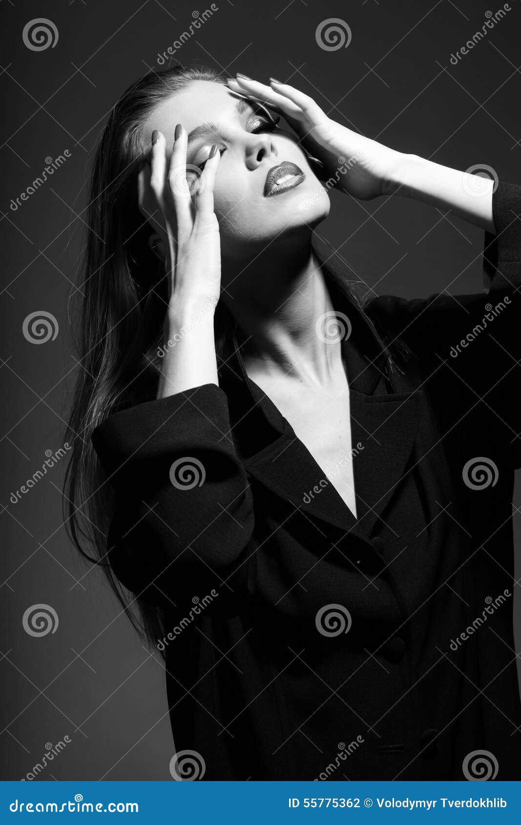 Het Verleiden Van Mooi Meisje in Lange Uniformjas Stock Foto - Image of ...