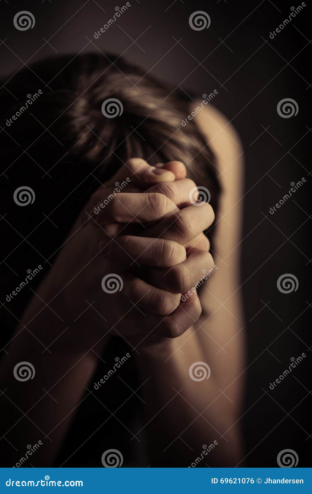 Het Verminderde Hoofd En De Handen Vouwden Samen in Gebed Stock Foto ...