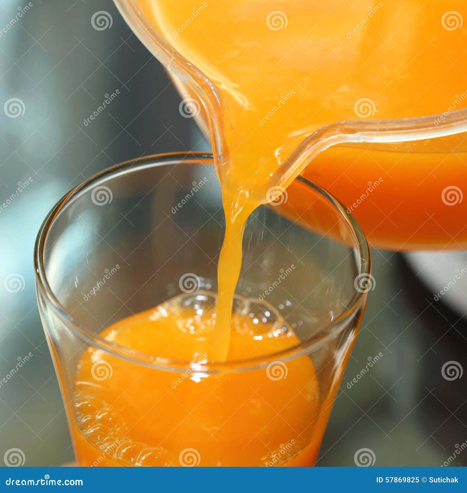 Het Verse Jus D'orange Gieten Van Een Kruik Stock Afbeelding - Image of ...