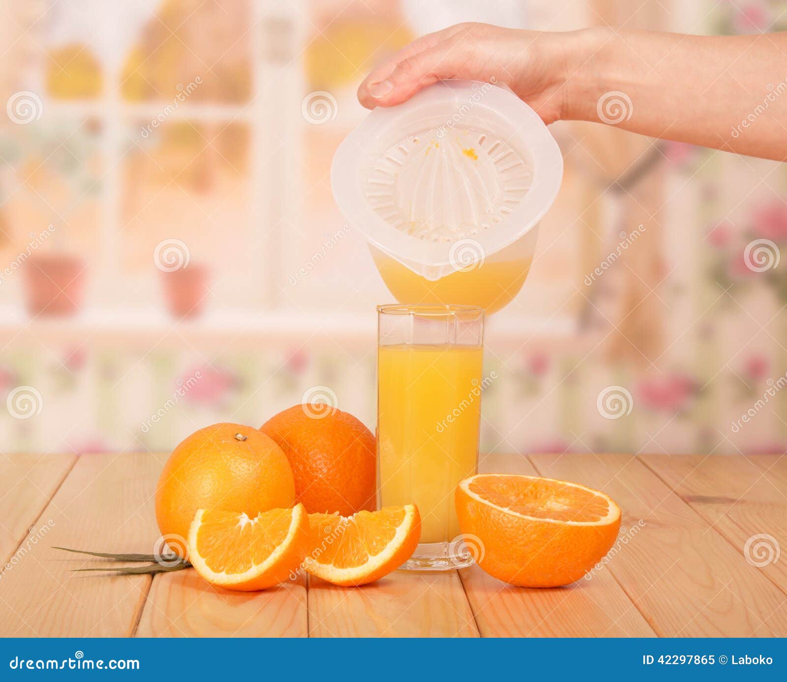 Het Verse Jus D'orange Wordt Gegoten in Glas Stock Afbeelding - Image ...
