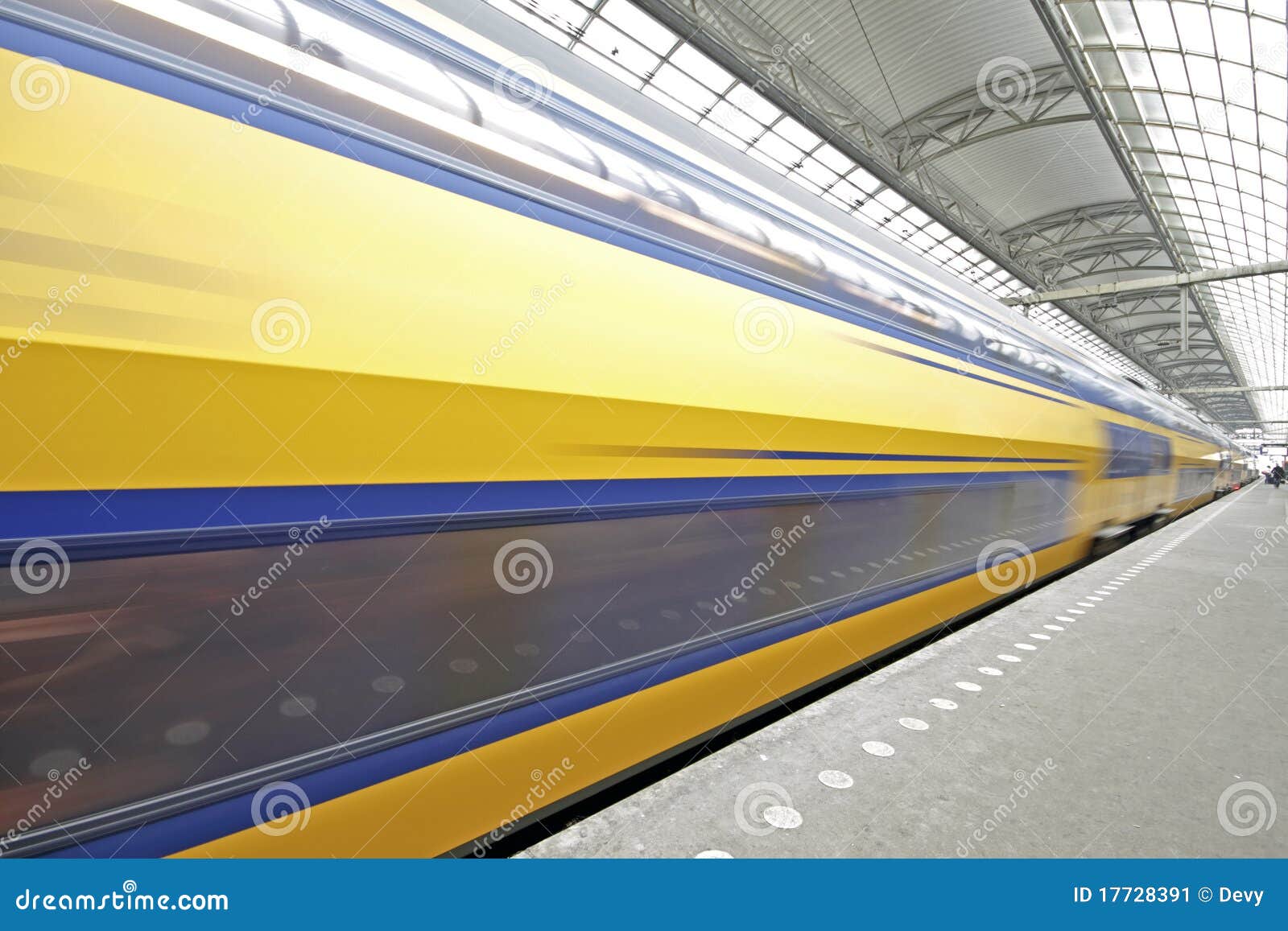 Het Vertrek Van De Trein Van Amsterdam Nederland Stock Afbeelding ...