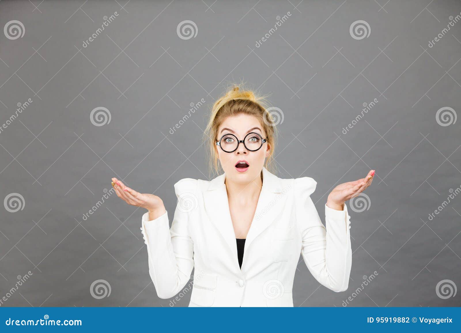 Het Verwarde Beambtevrouw Gesturing Met Handen Stock Foto - Image of ...