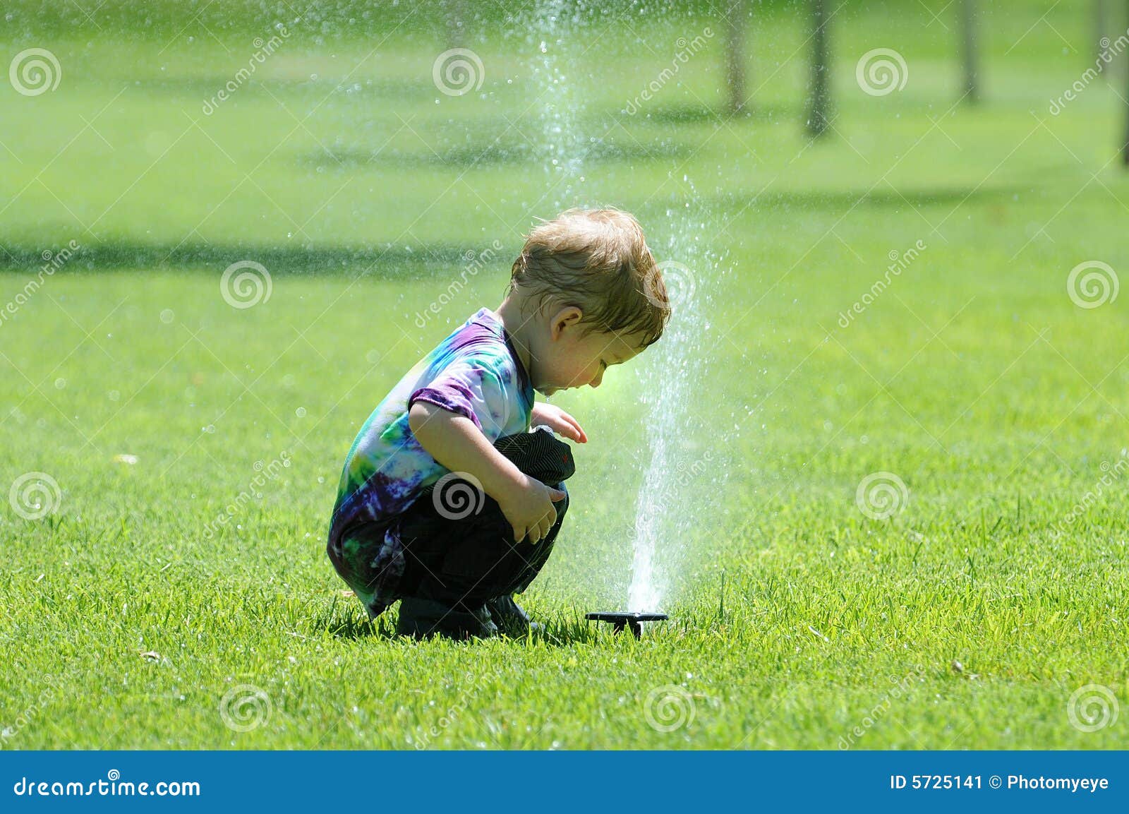 Het Verwijden Van Het Kind Zich Met Sproeier Stock Afbeelding - Image ...