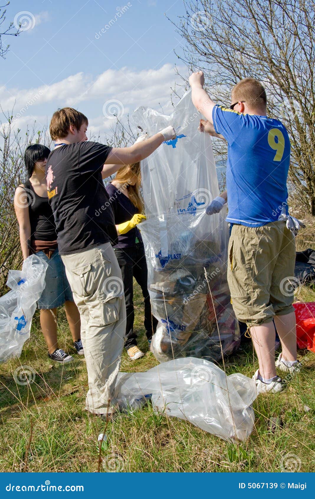 Het Verzamelen Van Huisvuil Redactionele Stock Afbeelding - Image of ...