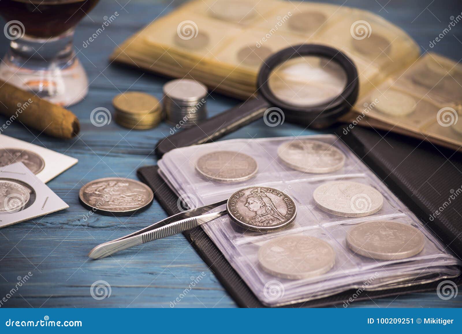 Het Verzamelen Van Oude Muntstukken Stock Afbeelding - Image of metaal ...