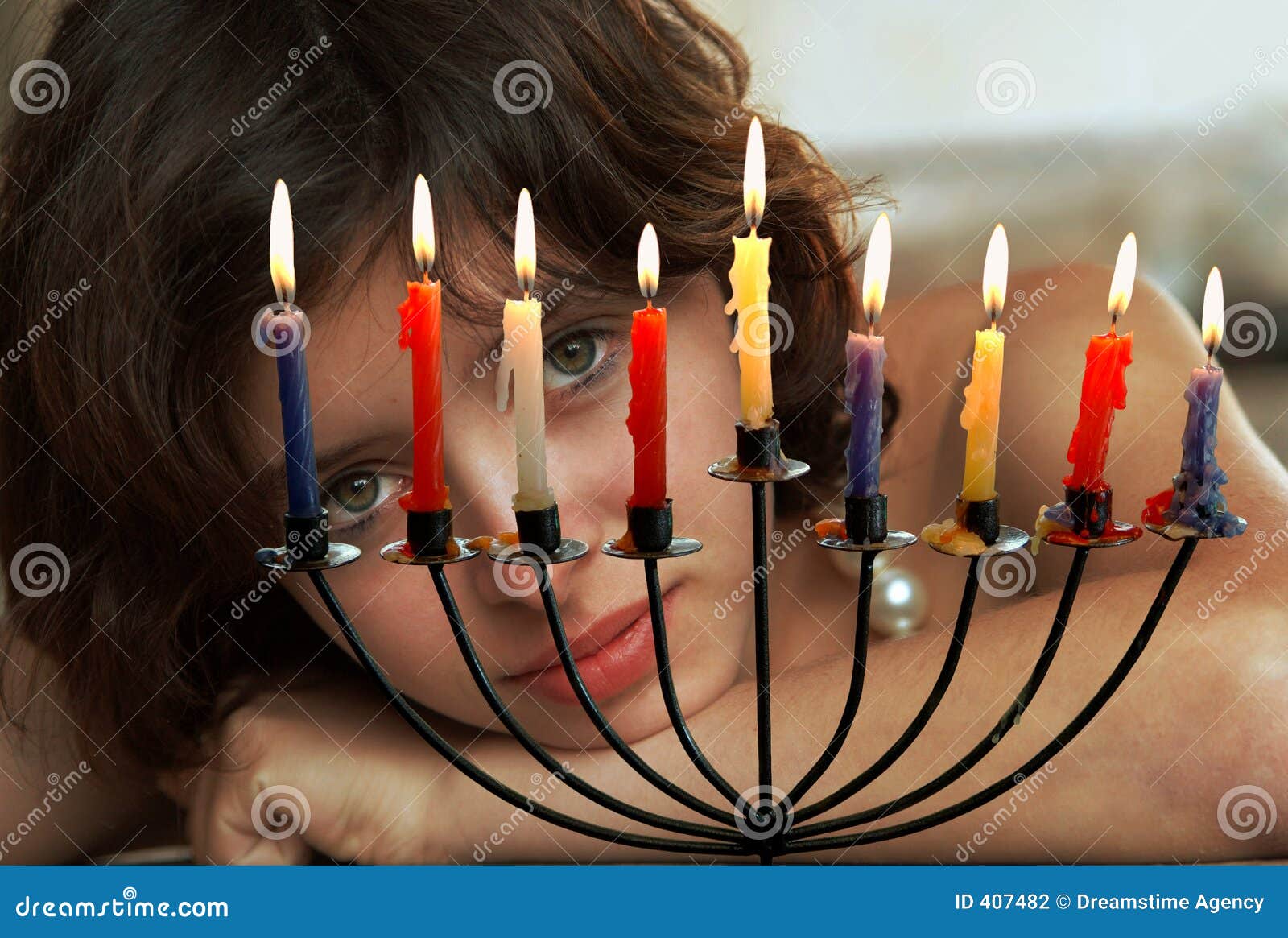 Het vieren Chanoeka stock foto. Image of vlammen, hanukkah - 407482