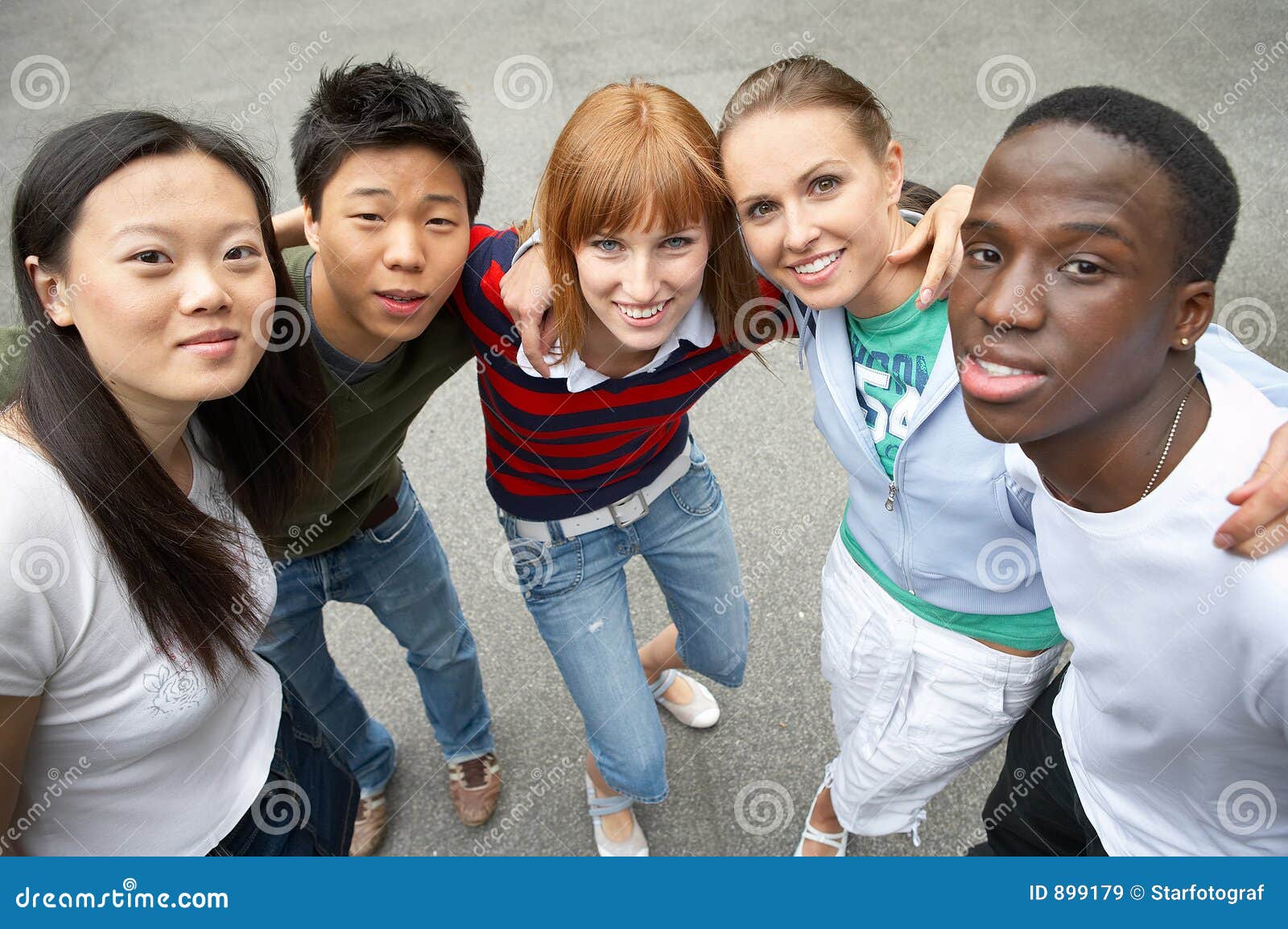 Het Vijf Pak - Multiculturele Vrienden Stock Afbeelding - Image of ...